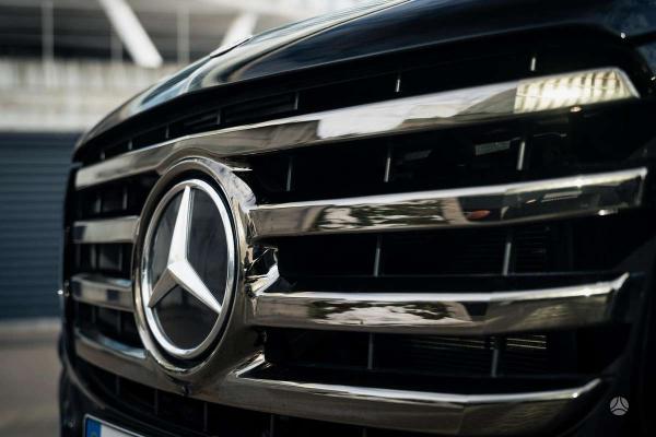 Black Mercedes-Benz gls-580 2024 in Vilnius, with an engine capacity of 3.98 L and mileage of 42 thousand km for 133000 €, photo 4 on AUTOMOTO.COM.LV