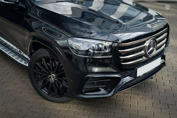 Black Mercedes-Benz gls-580 2024 in Vilnius, with an engine capacity of 3.98 L and mileage of 42 thousand km for 133000 €, photo 6 on AUTOMOTO.COM.LV