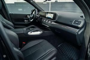 Black Mercedes-Benz gls-580 2024 in Vilnius, with an engine capacity of 3.98 L and mileage of 42 thousand km for 133000 €, photo 27 on AUTOMOTO.COM.LV