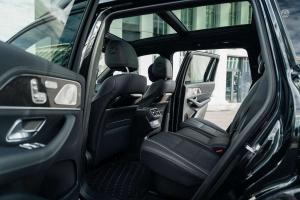Black Mercedes-Benz gls-580 2024 in Vilnius, with an engine capacity of 3.98 L and mileage of 42 thousand km for 133000 €, photo 33 on AUTOMOTO.COM.LV