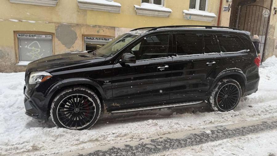 Black Mercedes-Benz GLS 63 AMG 2017 in Vilnius, with an engine capacity of 0.00 L and mileage of 293 thousand km for 32400 €, photo 10 on AUTOMOTO.COM.LV