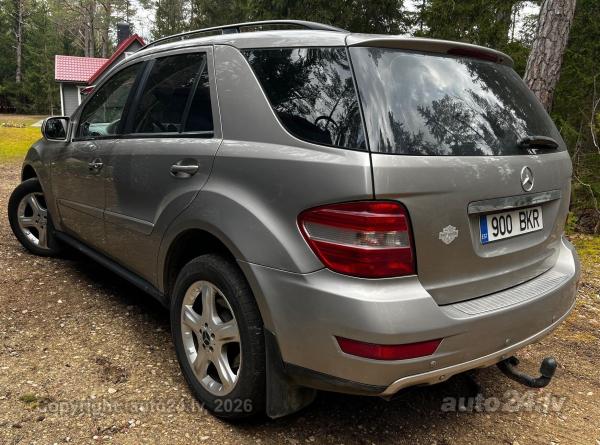 Smilšu krāsa Mercedes-Benz M-Class 2009 Tallina, ar dzinēja tilpumu 3.00 L un nobraukumu 250 tūkst. km par 7700 €, foto 4 vietnē AUTOMOTO.COM.LV