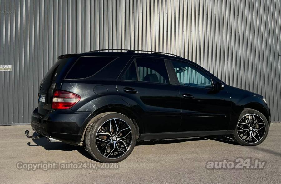 Melns Mercedes-Benz M-Class 2006 Tallina, ar dzinēja tilpumu 3.00 L un nobraukumu 423 tūkst. km par 4999 €, foto 5 vietnē AUTOMOTO.COM.LV