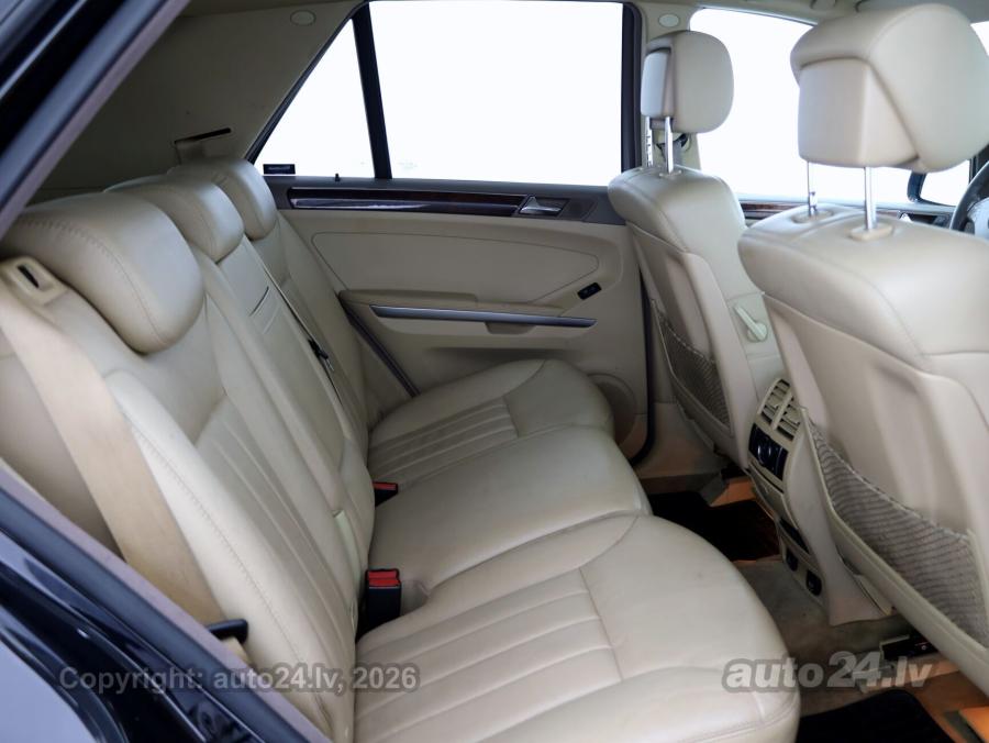 Black Mercedes-Benz M-Class 2006 in Tallinn, with an engine capacity of 3.00 L and mileage of 269 thousand km for 3499 €, photo 8 on AUTOMOTO.COM.LV