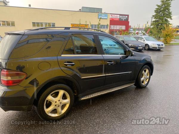 Melns Mercedes-Benz M-Class 2007 Tartu, ar dzinēja tilpumu 3.00 L un nobraukumu 334 tūkst. km par 4300 €, foto 5 vietnē AUTOMOTO.COM.LV