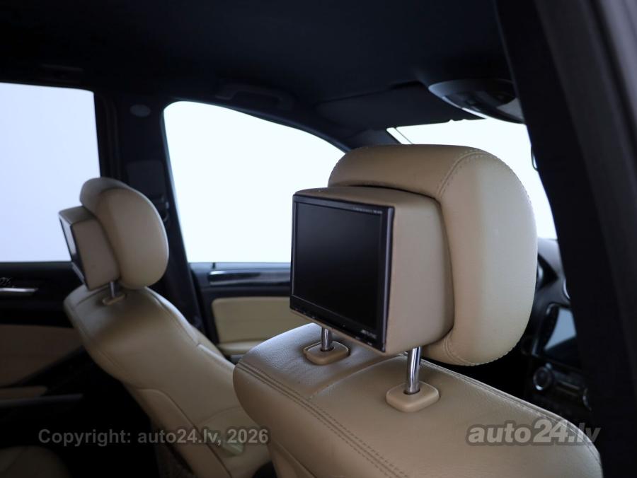 Black Mercedes-Benz M-Class 2008 in Tallinn, with an engine capacity of 3.00 L and mileage of 318 thousand km for 2999 €, photo 9 on AUTOMOTO.COM.LV