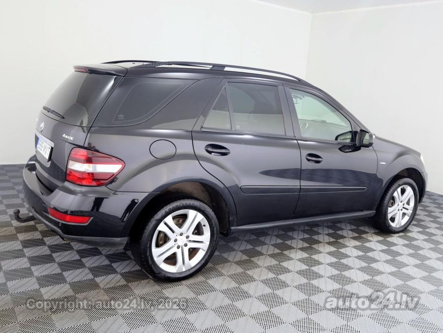 Melns Mercedes-Benz M-Class 2009 Tallina, ar dzinēja tilpumu 3.00 L un nobraukumu 269 tūkst. km par 5999 €, foto 4 vietnē AUTOMOTO.COM.LV