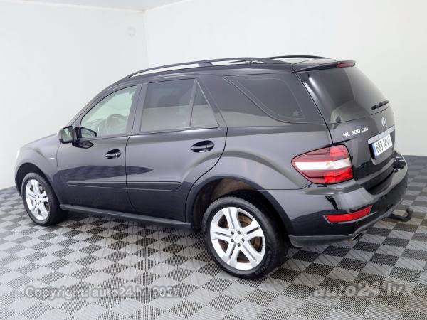 Black Mercedes-Benz M-Class 2009 in Tallinn, with an engine capacity of 3.00 L and mileage of 269 thousand km for 5999 €, photo 4 on AUTOMOTO.COM.LV
