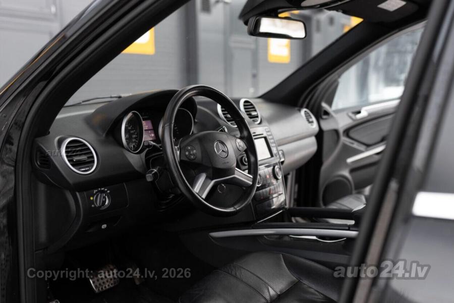 Black Mercedes-Benz M-Class 2011 in Tallinn, with an engine capacity of 4.00 L and mileage of 285 thousand km for 8999 €, photo 8 on AUTOMOTO.COM.LV