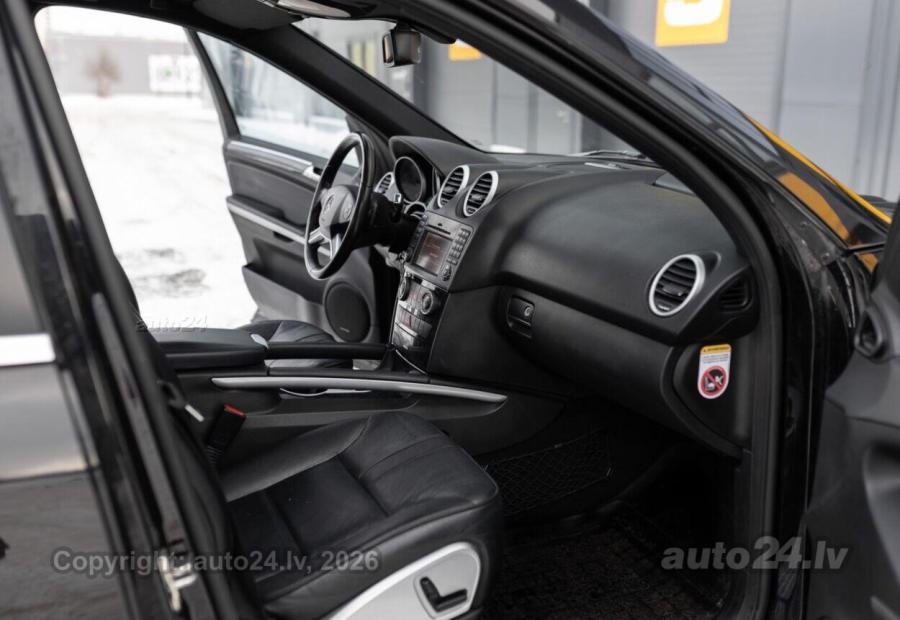 Black Mercedes-Benz M-Class 2011 in Tallinn, with an engine capacity of 4.00 L and mileage of 285 thousand km for 8999 €, photo 15 on AUTOMOTO.COM.LV