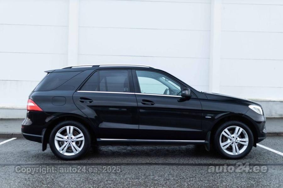 Melns Mercedes-Benz M-Class 2012 Tallina, ar dzinēja tilpumu 3.00 L un nobraukumu 212 tūkst. km par 13999 €, foto 4 vietnē AUTOMOTO.COM.LV
