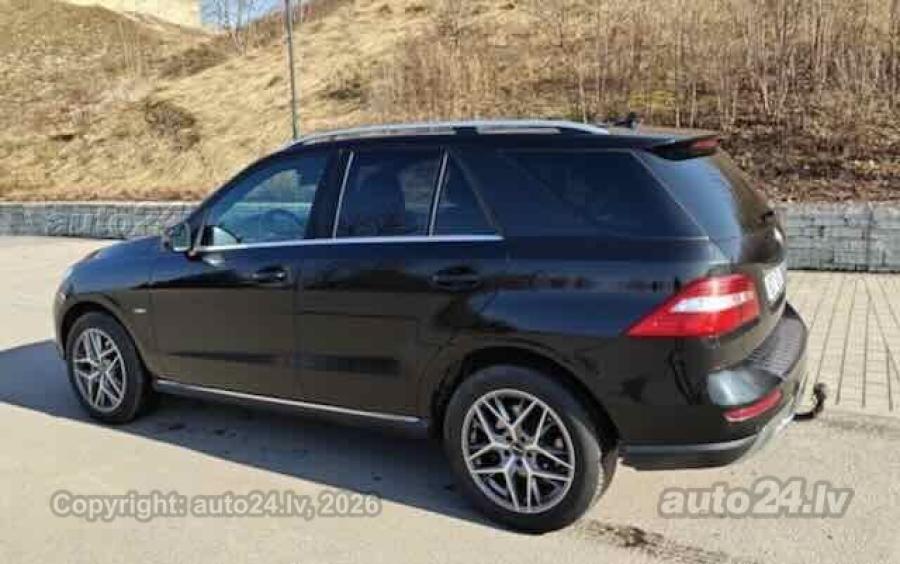 Black Mercedes-Benz M-Class 2012 in Tallinn, with an engine capacity of 3.00 L and mileage of 390 thousand km for 11900 €, photo 2 on AUTOMOTO.COM.LV