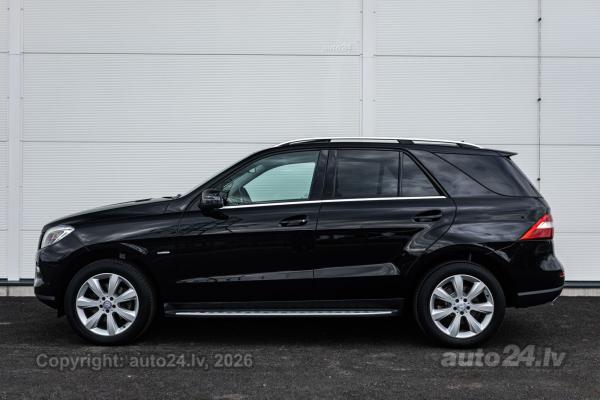 Melns Mercedes-Benz M-Class 2012 Tallina, ar dzinēja tilpumu 3.00 L un nobraukumu 117 tūkst. km par 17900 €, foto 2 vietnē AUTOMOTO.COM.LV