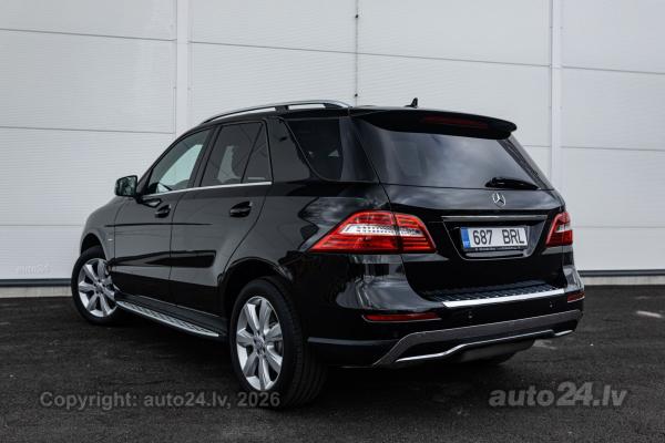 Melns Mercedes-Benz M-Class 2012 Tallina, ar dzinēja tilpumu 3.00 L un nobraukumu 117 tūkst. km par 17900 €, foto 3 vietnē AUTOMOTO.COM.LV