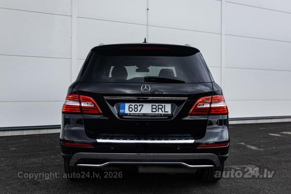 Melns Mercedes-Benz M-Class 2012 Tallina, ar dzinēja tilpumu 3.00 L un nobraukumu 117 tūkst. km par 17900 €, foto 4 vietnē AUTOMOTO.COM.LV