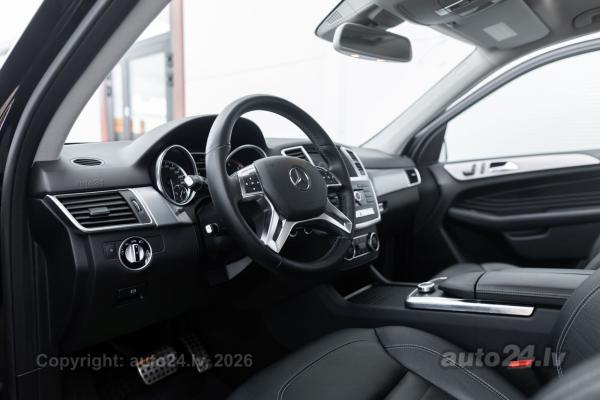 Melns Mercedes-Benz M-Class 2012 Tallina, ar dzinēja tilpumu 3.00 L un nobraukumu 117 tūkst. km par 17900 €, foto 10 vietnē AUTOMOTO.COM.LV