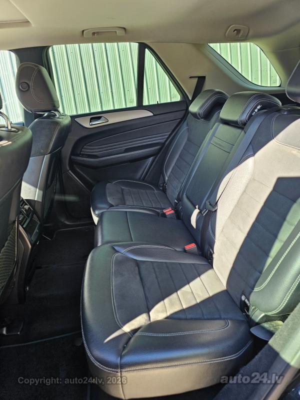 Melns Mercedes-Benz M-Class 2012 Tallina, ar dzinēja tilpumu 3.50 L un nobraukumu 146 tūkst. km par 17900 €, foto 6 vietnē AUTOMOTO.COM.LV