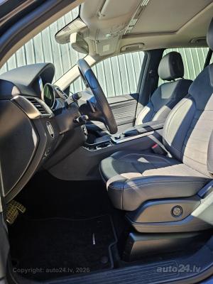 Black Mercedes-Benz M-Class 2012 in Tallinn, with an engine capacity of 3.50 L and mileage of 146 thousand km for 17900 €, photo 8 on AUTOMOTO.COM.LV