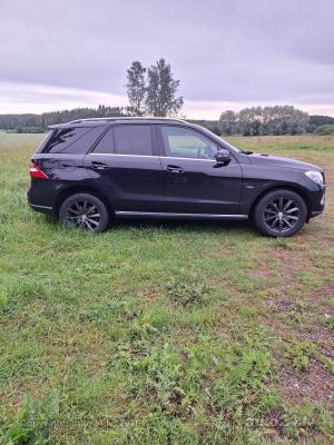 Melns Mercedes-Benz M-Class 2012 Tallina, ar dzinēja tilpumu 3.00 L un nobraukumu 227 tūkst. km par 18500 €, foto  vietnē AUTOMOTO.COM.LV