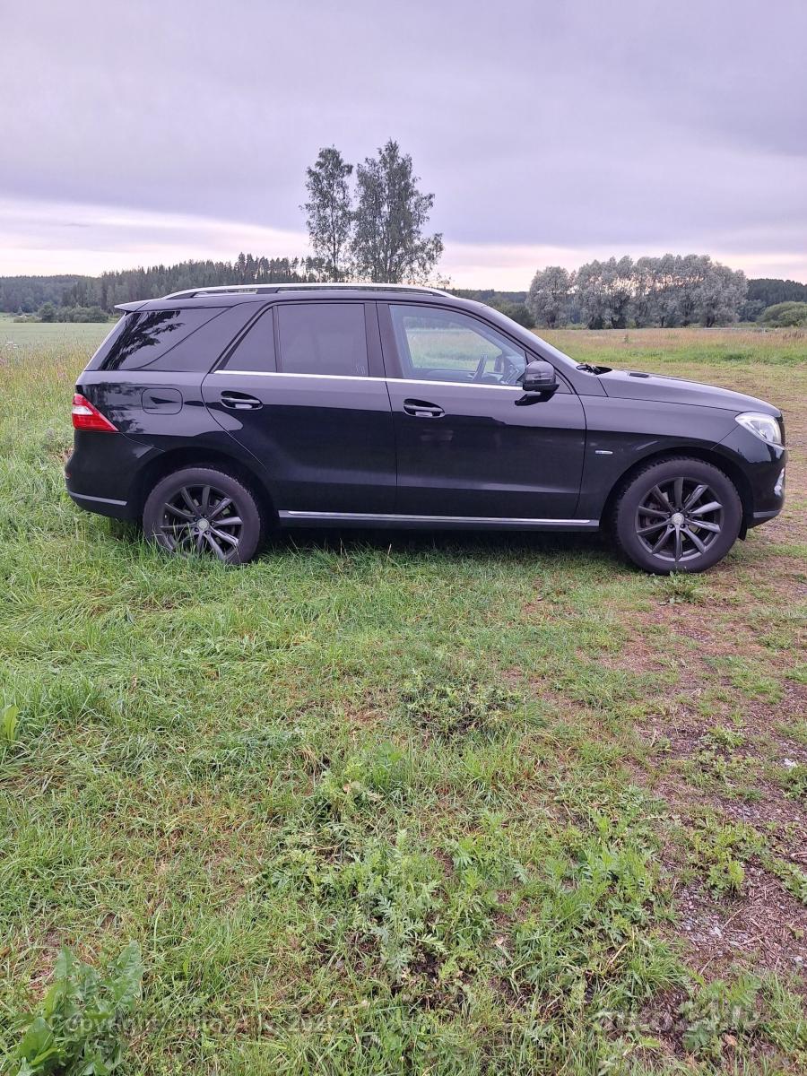 Melns Mercedes-Benz M-Class 2012 Tallina, ar dzinēja tilpumu 3.00 L un nobraukumu 227 tūkst. km par 18500 €, foto 1 vietnē AUTOMOTO.COM.LV