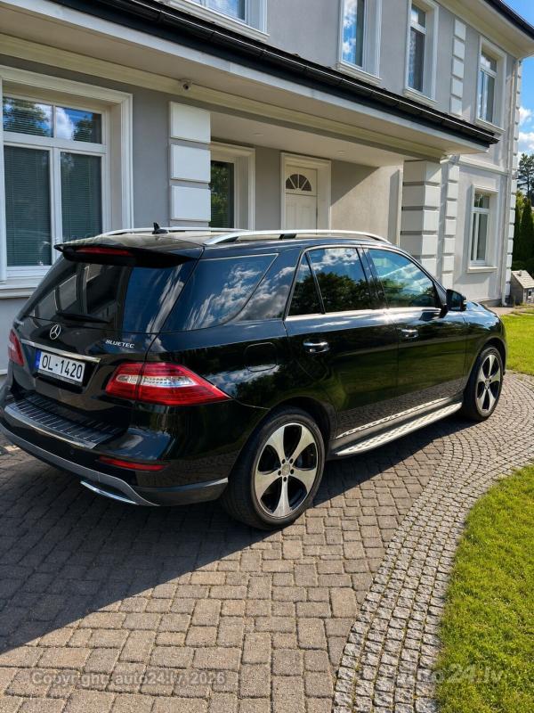 Black Mercedes-Benz M-Class 2014 in Jurmala, with an engine capacity of 2.20 L and mileage of 251 thousand km for 15500 €, photo 3 on AUTOMOTO.COM.LV