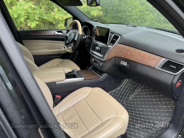 Black Mercedes-Benz M-Class 2015 in Tallinn, with an engine capacity of 3.00 L and mileage of 238 thousand km for 18900 €, photo 3 on AUTOMOTO.COM.LV
