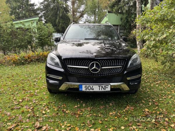 Black Mercedes-Benz M-Class 2015 in Tallinn, with an engine capacity of 3.00 L and mileage of 238 thousand km for 18900 €, photo 6 on AUTOMOTO.COM.LV