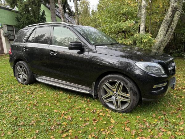 Black Mercedes-Benz M-Class 2015 in Tallinn, with an engine capacity of 3.00 L and mileage of 238 thousand km for 18900 €, photo 7 on AUTOMOTO.COM.LV