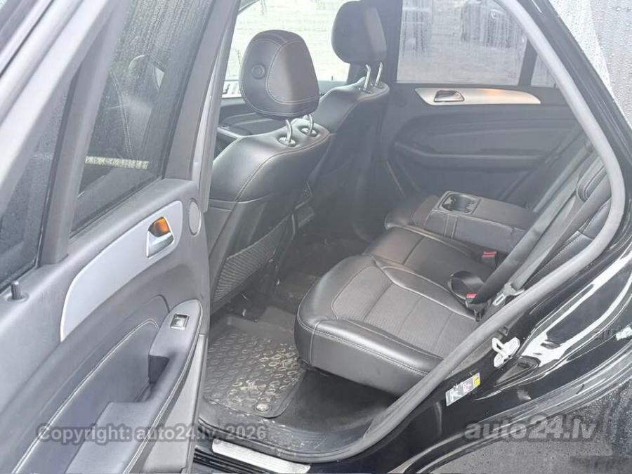 Black Mercedes-Benz M-Class 2014 in Johvi, with an engine capacity of 3.00 L and mileage of 290 thousand km for 15000 €, photo 7 on AUTOMOTO.COM.LV