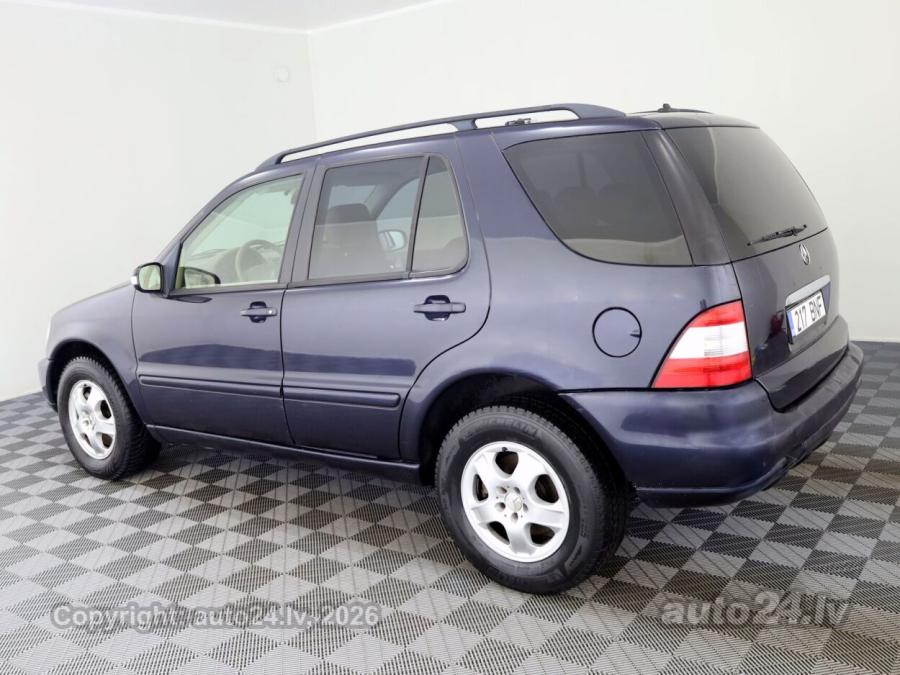 Zils Mercedes-Benz M-Class 2002 Tallina, ar dzinēja tilpumu 2.70 L un nobraukumu 293 tūkst. km par 2699 €, foto 4 vietnē AUTOMOTO.COM.LV