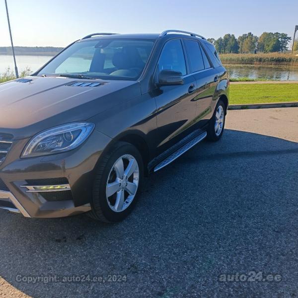 Brūns Mercedes-Benz M-Class 2014 Tallina, ar dzinēja tilpumu 3.00 L un nobraukumu 206 tūkst. km par 17000 €, foto 3 vietnē AUTOMOTO.COM.LV