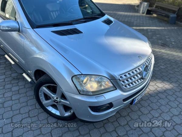 Pelēks Mercedes-Benz M-Class 2005 Tallina, ar dzinēja tilpumu 3.00 L un nobraukumu 315 tūkst. km par 4599 €, foto 6 vietnē AUTOMOTO.COM.LV