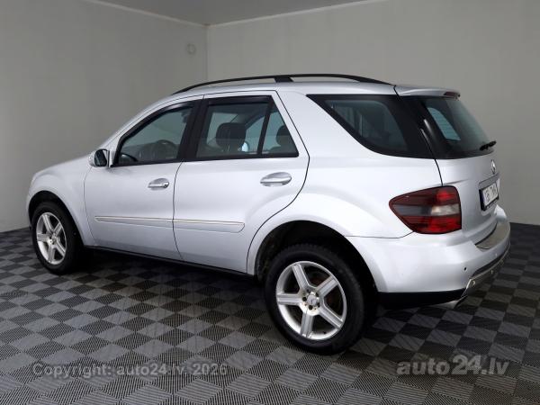 Pelēks Mercedes-Benz M-Class 2006 Tallina, ar dzinēja tilpumu 3.00 L un nobraukumu 298 tūkst. km par 2499 €, foto 5 vietnē AUTOMOTO.COM.LV