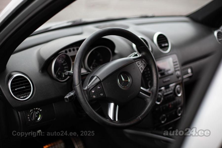 Pelēks Mercedes-Benz M-Class 2010 Tallina, ar dzinēja tilpumu 3.50 L un nobraukumu 240 tūkst. km par 10900 €, foto 10 vietnē AUTOMOTO.COM.LV