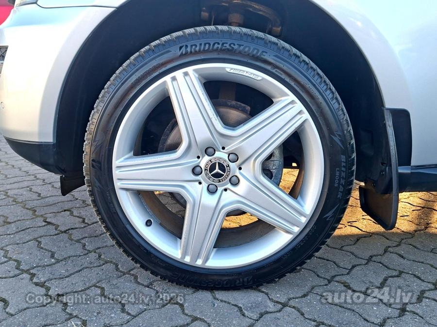 Pelēks Mercedes-Benz M-Class 2012 Tartu, ar dzinēja tilpumu 3.00 L un nobraukumu 227 tūkst. km par 10990 €, foto 20 vietnē AUTOMOTO.COM.LV