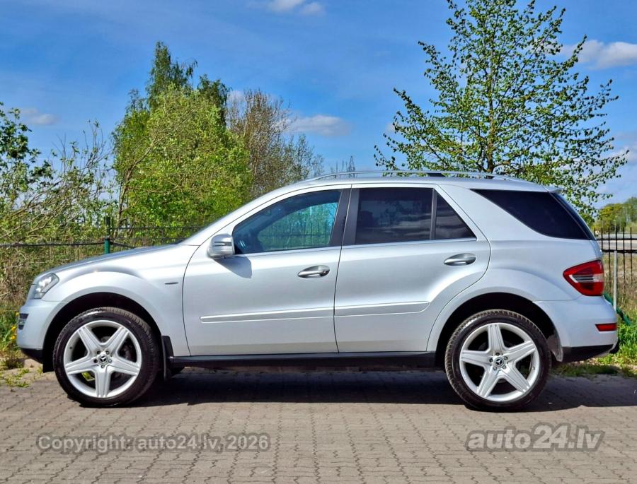 Pelēks Mercedes-Benz M-Class 2012 Tartu, ar dzinēja tilpumu 3.00 L un nobraukumu 227 tūkst. km par 10990 €, foto 24 vietnē AUTOMOTO.COM.LV