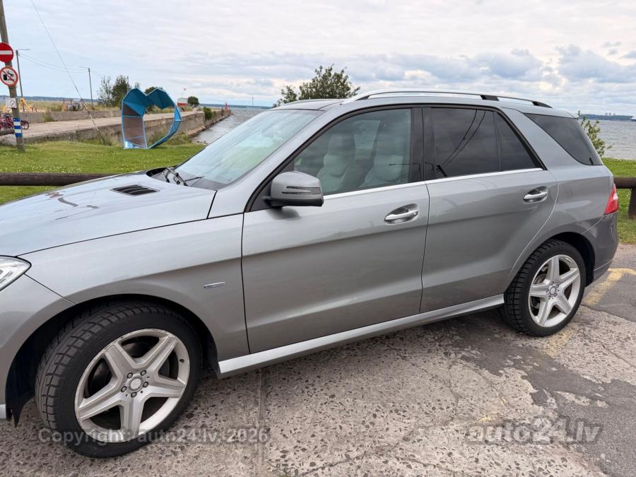 Pelēks Mercedes-Benz M-Class 2012 Tallina, ar dzinēja tilpumu 3.00 L un nobraukumu 257 tūkst. km par 17000 €, foto 3 vietnē AUTOMOTO.COM.LV