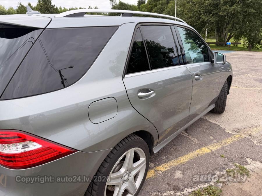 Pelēks Mercedes-Benz M-Class 2012 Tallina, ar dzinēja tilpumu 3.00 L un nobraukumu 257 tūkst. km par 17000 €, foto 5 vietnē AUTOMOTO.COM.LV