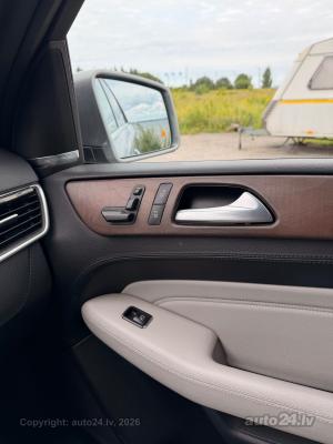 Pelēks Mercedes-Benz M-Class 2012 Tallina, ar dzinēja tilpumu 3.00 L un nobraukumu 257 tūkst. km par 17000 €, foto 15 vietnē AUTOMOTO.COM.LV