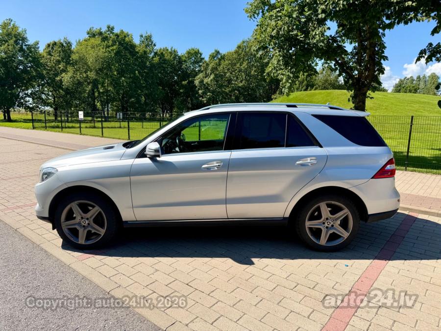 Pelēks Mercedes-Benz M-Class 2012 Pērnava, ar dzinēja tilpumu 3.50 L un nobraukumu 195 tūkst. km par 18900 €, foto 5 vietnē AUTOMOTO.COM.LV
