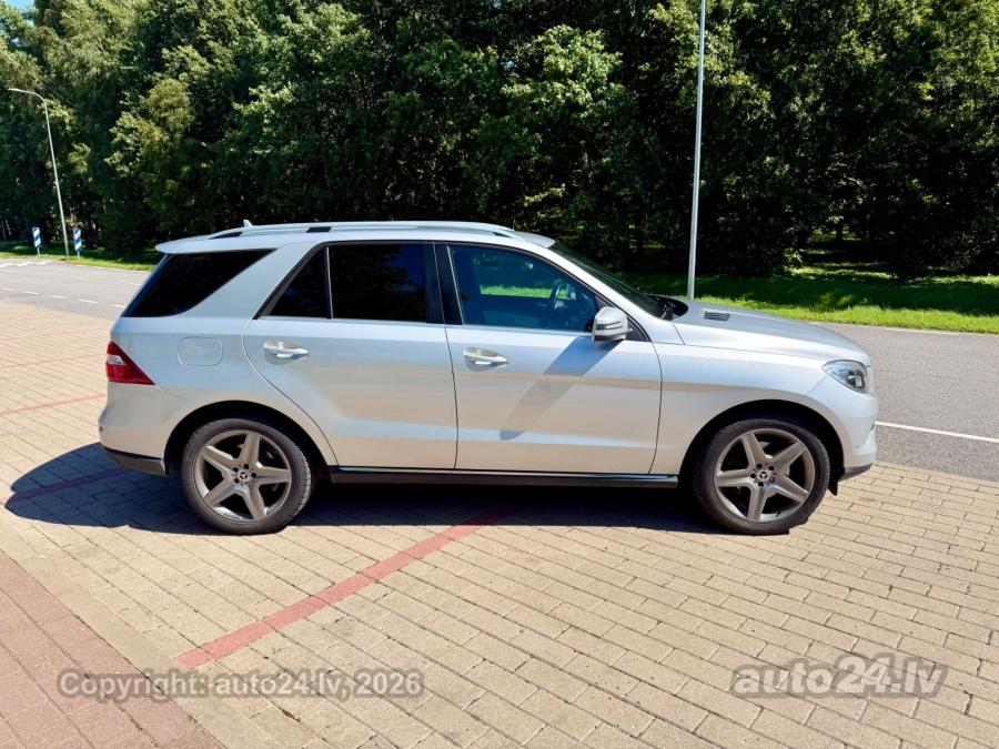Pelēks Mercedes-Benz M-Class 2012 Pērnava, ar dzinēja tilpumu 3.50 L un nobraukumu 195 tūkst. km par 18900 €, foto 6 vietnē AUTOMOTO.COM.LV