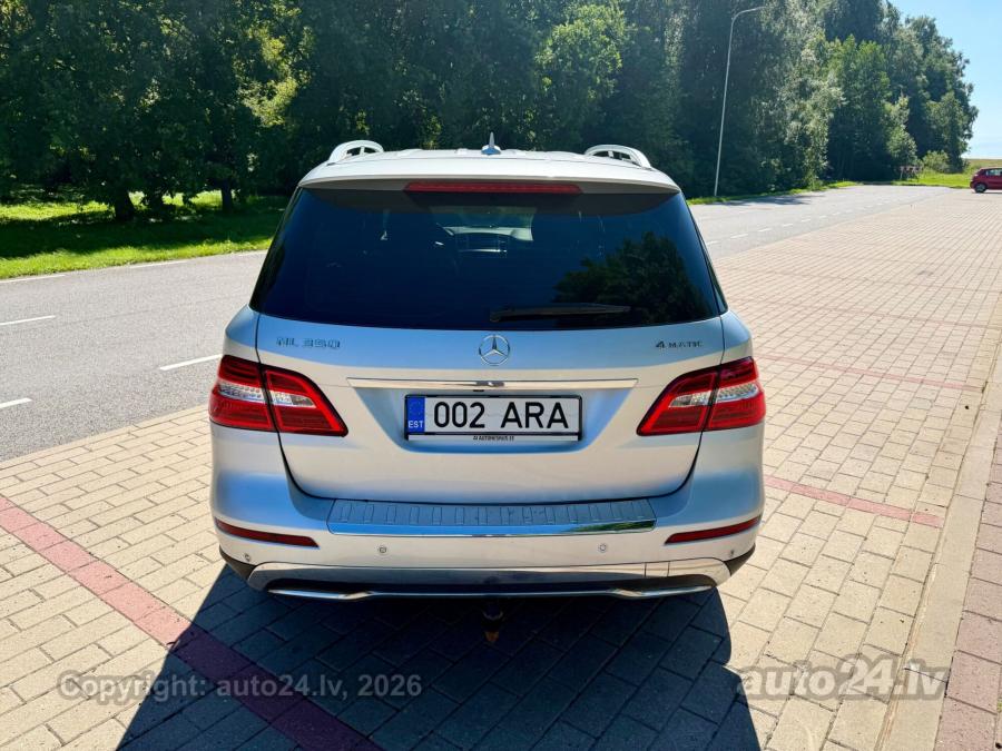 Pelēks Mercedes-Benz M-Class 2012 Pērnava, ar dzinēja tilpumu 3.50 L un nobraukumu 195 tūkst. km par 18900 €, foto 8 vietnē AUTOMOTO.COM.LV