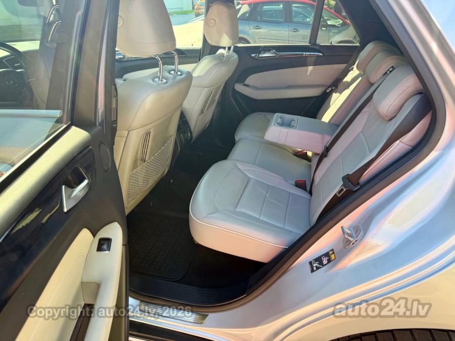 Pelēks Mercedes-Benz M-Class 2012 Pērnava, ar dzinēja tilpumu 3.50 L un nobraukumu 195 tūkst. km par 18900 €, foto 13 vietnē AUTOMOTO.COM.LV