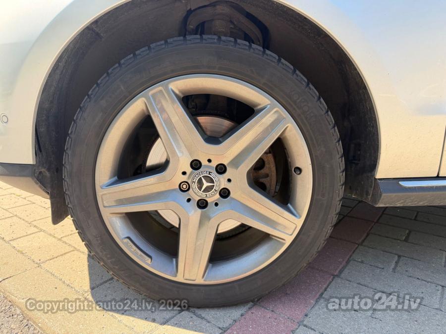 Pelēks Mercedes-Benz M-Class 2012 Pērnava, ar dzinēja tilpumu 3.50 L un nobraukumu 195 tūkst. km par 18900 €, foto 24 vietnē AUTOMOTO.COM.LV