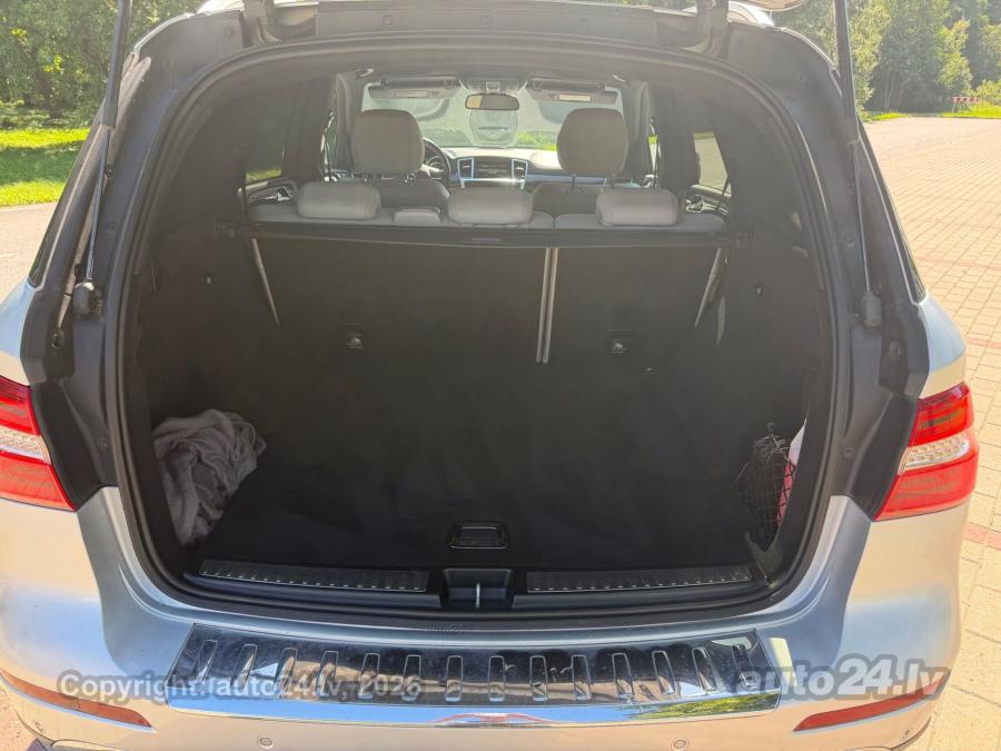 Pelēks Mercedes-Benz M-Class 2012 Pērnava, ar dzinēja tilpumu 3.50 L un nobraukumu 195 tūkst. km par 18900 €, foto 25 vietnē AUTOMOTO.COM.LV