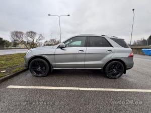 Pelēks Mercedes-Benz M-Class 2013 Tallina, ar dzinēja tilpumu 3.00 L un nobraukumu 370 tūkst. km par 18000 €, foto 4 vietnē AUTOMOTO.COM.LV