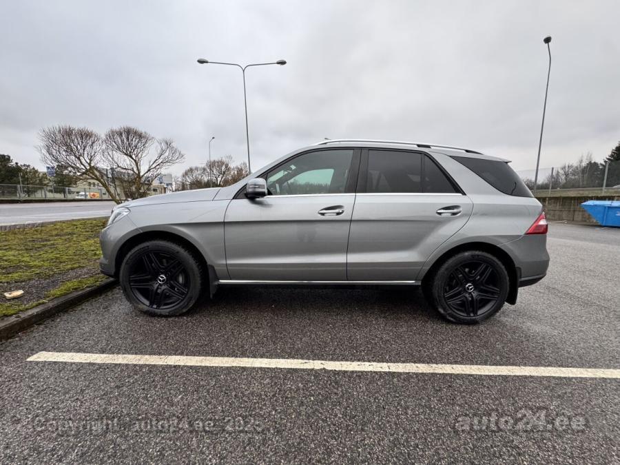 Pelēks Mercedes-Benz M-Class 2013 Tallina, ar dzinēja tilpumu 3.00 L un nobraukumu 370 tūkst. km par 18000 €, foto 4 vietnē AUTOMOTO.COM.LV