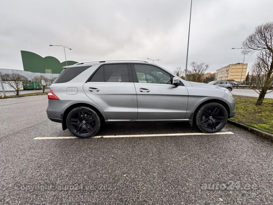 Pelēks Mercedes-Benz M-Class 2013 Tallina, ar dzinēja tilpumu 3.00 L un nobraukumu 370 tūkst. km par 18000 €, foto 5 vietnē AUTOMOTO.COM.LV