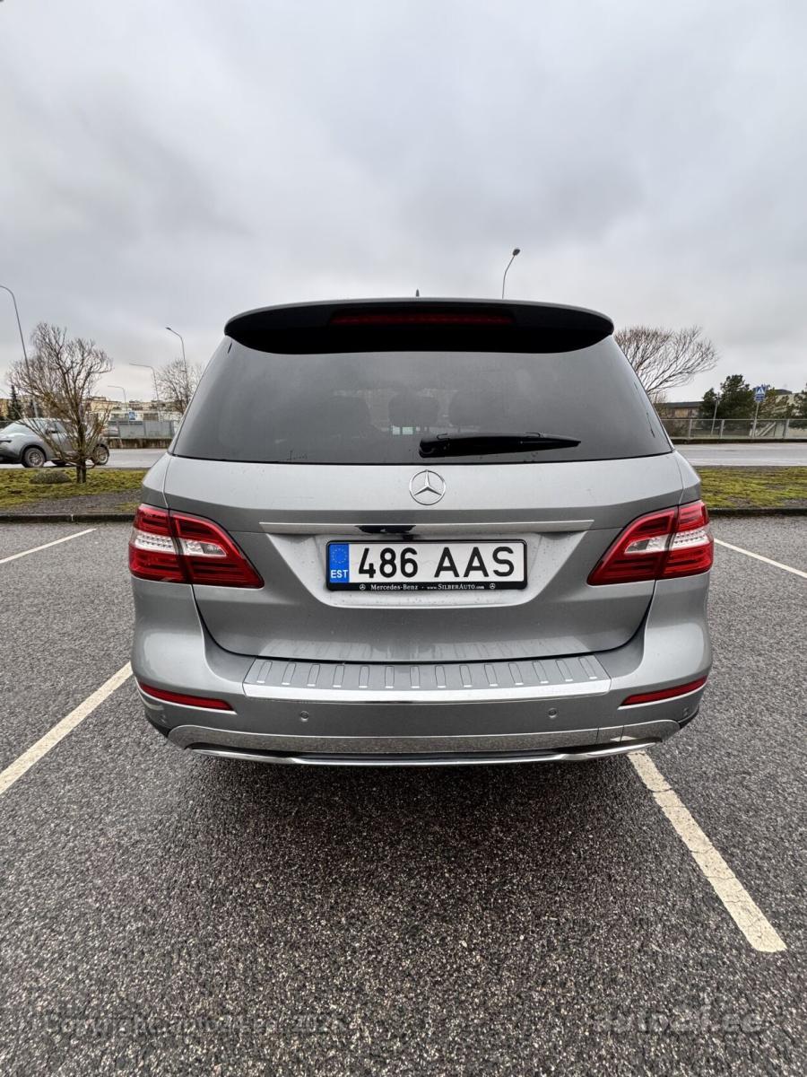 Pelēks Mercedes-Benz M-Class 2013 Tallina, ar dzinēja tilpumu 3.00 L un nobraukumu 370 tūkst. km par 18000 €, foto 6 vietnē AUTOMOTO.COM.LV