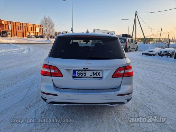 Pelēks Mercedes-Benz M-Class 2013 Viljandi, ar dzinēja tilpumu 3.00 L un nobraukumu 247 tūkst. km par 15900 €, foto 5 vietnē AUTOMOTO.COM.LV